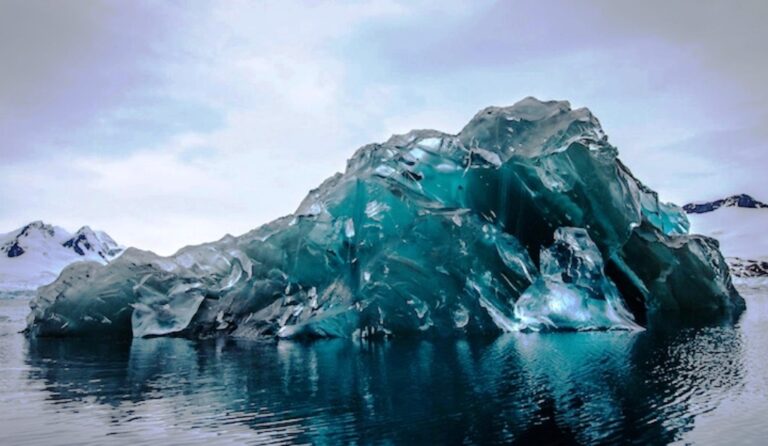 Photographs of a Rarely Seen Antarctica Iceberg Flip
